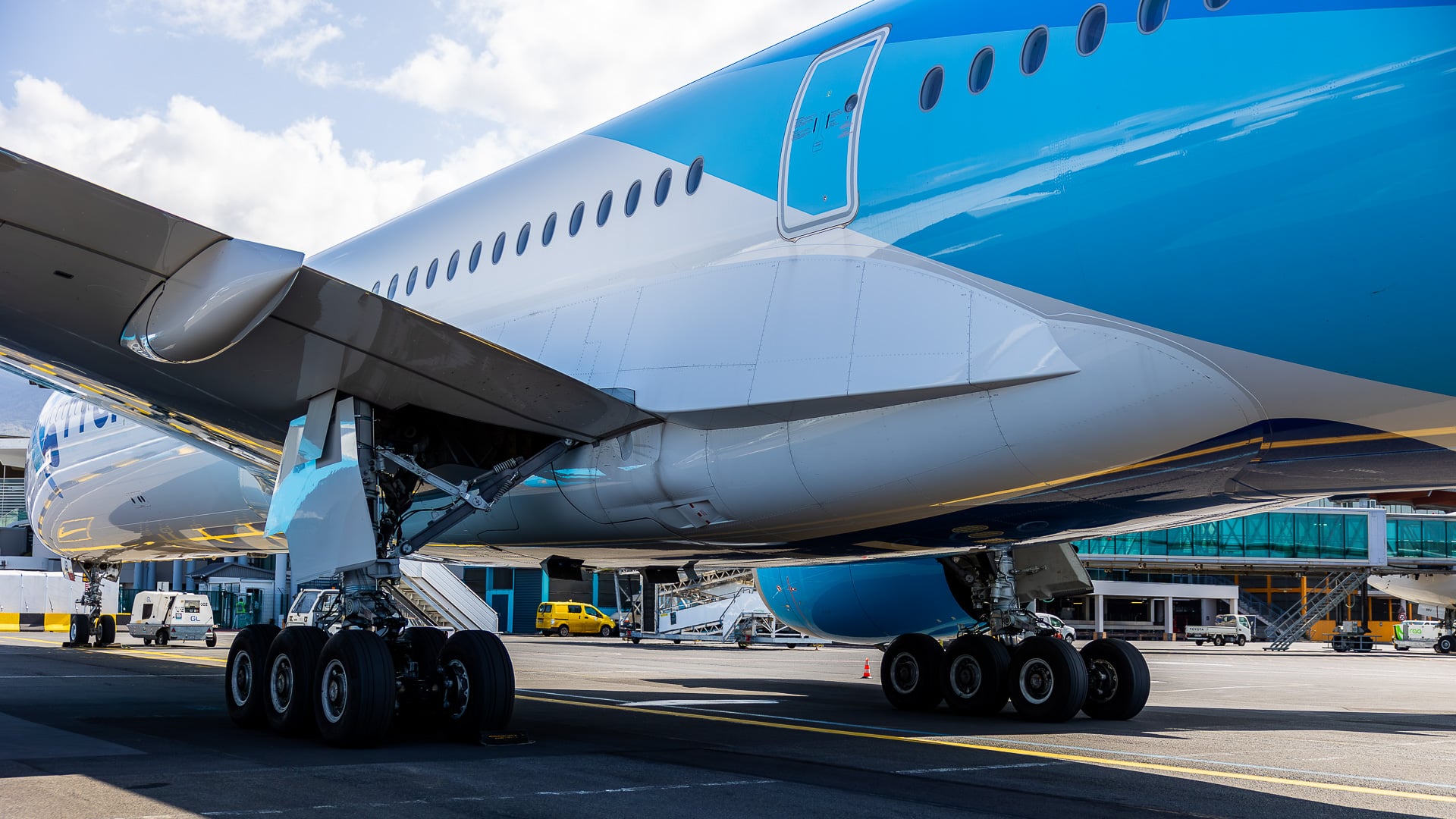 Billets d'avion Outre-mer : une mission parlementaire contre la flambée ...