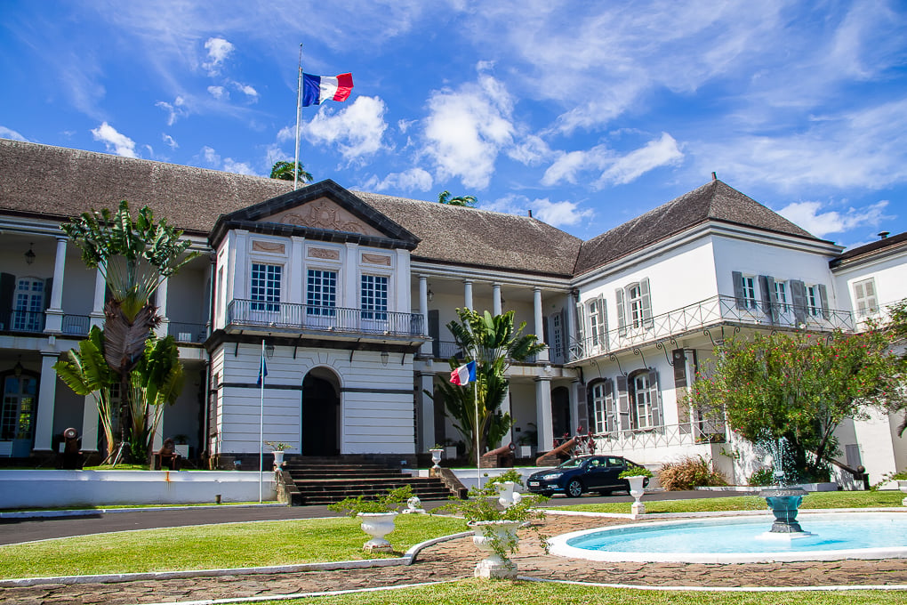 Contrats aidés à La Réunion : les maires manifestent en préfecture ...